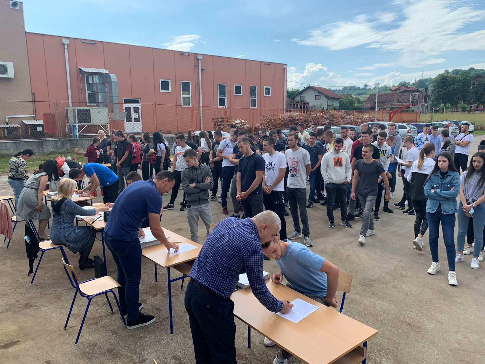 SC ”NIKOLA TESLA”: PODJELA DIPLOMA MATURANTIMA I PRIZNANJA ZA NAJBOLJE ...